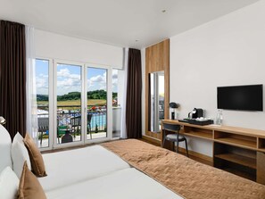 Quarto standard, 2 camas de solteiro, sacada, vista para a piscina | Roupas de cama de algodão egípcio, roupas de cama premium