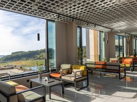 2 bares/lounges