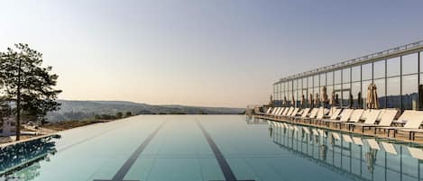 Piscina interna, piscina externa sazonal, espreguiçadeiras