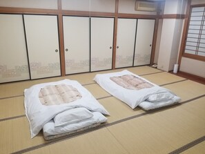 Quarto tradicional, para fumantes, banheiro compartilhado (Japanese Style, 10 guests use) | Wi-Fi de cortesia