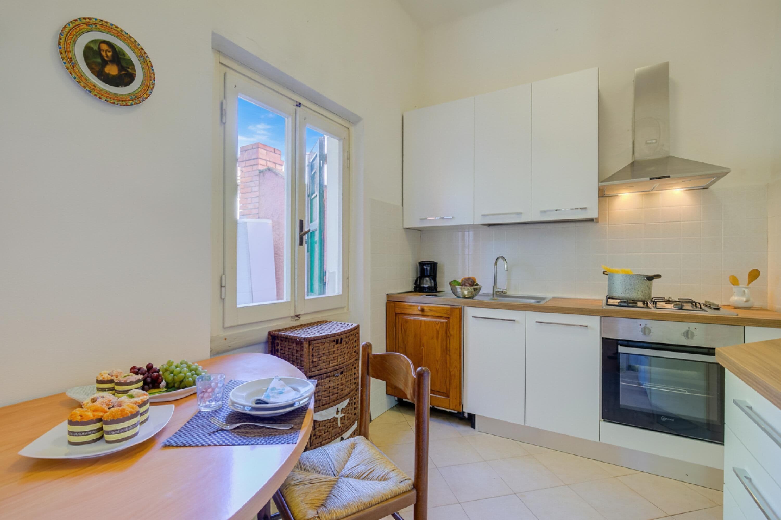Apartamento Familiar, 3 quartos, 2 casas de banho (La Fresia - Focette 100m from sea) | Cozinha privada | Um frigorífico/congelador grande, um forno, uma placa de cozinha 