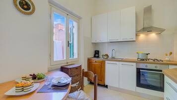 Apartamento Familiar, 3 quartos, 2 casas de banho (La Fresia - Focette 100m from sea) | Cozinha privada | Um frigorífico/congelador grande, um forno, uma placa de cozinha