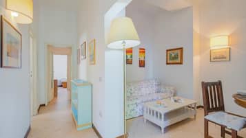 Apartamento Familiar, 3 quartos, 2 casas de banho (La Fresia - Focette 100m from sea) | Sala de estar | Televisor