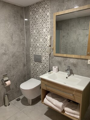 Quarto Twin Deluxe, vista para o mar | Duche na casa de banho