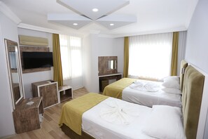 Quarto Triplo Deluxe, vista para o mar | Minibar, cofre no quarto, secretária, cortinas/cortinados opacos 