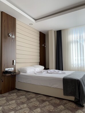 Quarto Deluxe, vista para o mar, em frente ao mar | Minibar, cofre no quarto, secretária, cortinas/cortinados opacos 