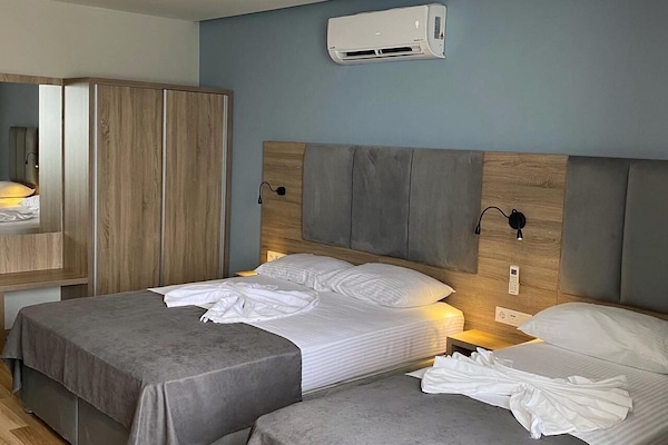 Quarto triplo luxo, vista para o mar | Frigobar, cofres nos quartos, escrivaninha, cortinas blackout