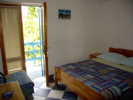 Estúdio, fumadores, varanda | 1 quarto, ferro/tábua de engomar, Wi-fi grátis, roupa de cama fornecida