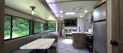 Cabana de Madeira Deluxe (Camp Trailer) | Sala de estar