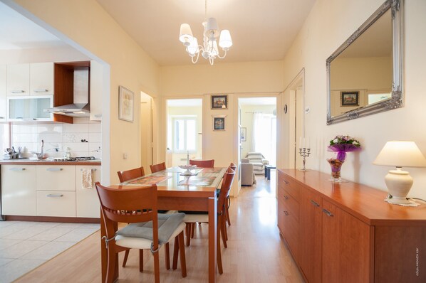 Apartamento, 2 quartos, fumadores, varanda | Sala de jantar