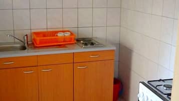 Um frigorífico, um micro-ondas, uma placa de cozinha