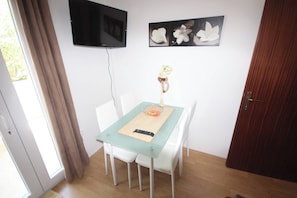 Apartamento, 1 quarto, terraço, vista para o jardim | Sala de jantar