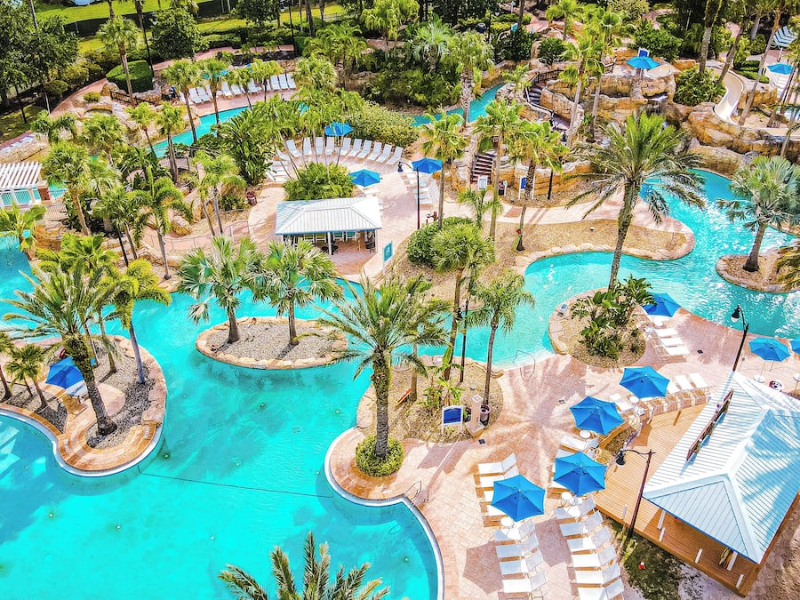 Piscina exterior, espreguiçadeiras, nadadores-salvadores no local