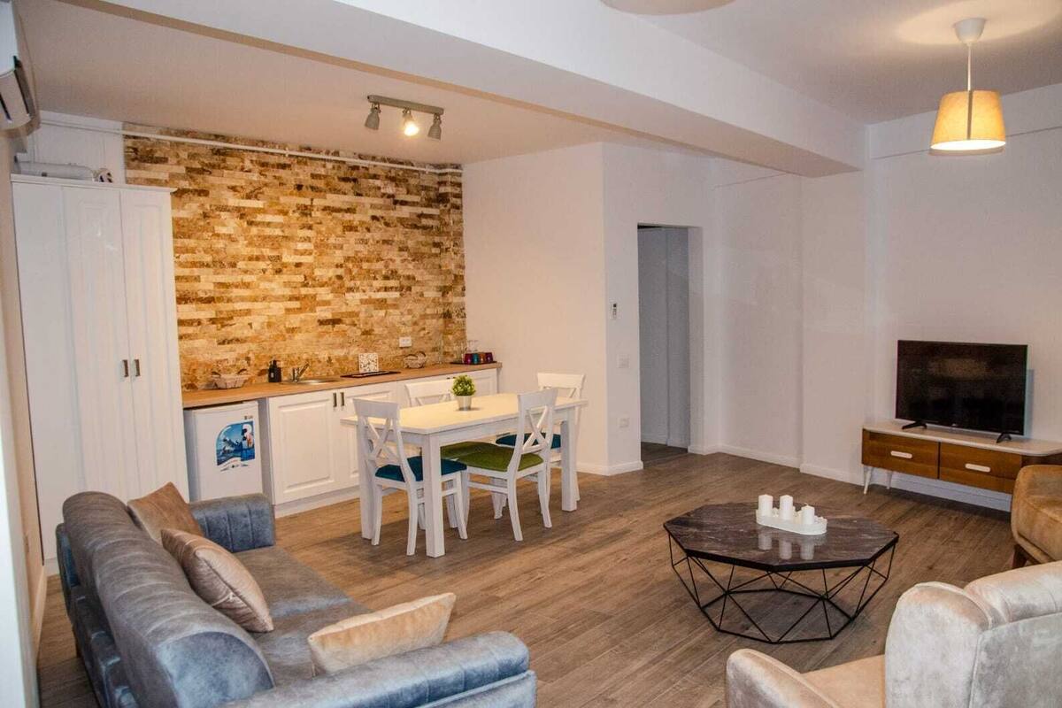Apartamento, 1 quarto, varanda | Sala de estar | TV de ecrã plano