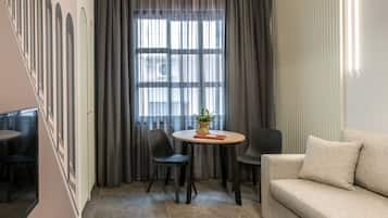Suite Deluxe, vista para o jardim | Sala | Smart TV de 32 polegadas com canais via satélite, televisor