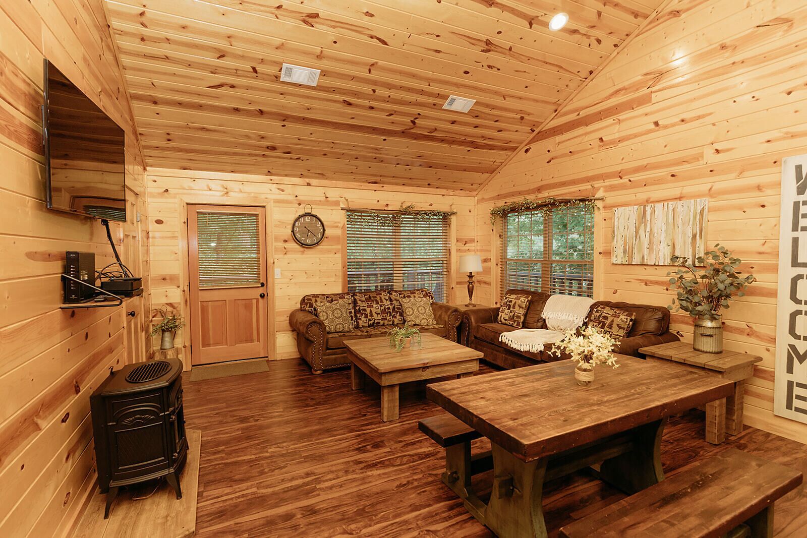 An Absolutely Charming Cabin!!! - Pigeon Forge, TN