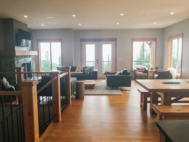 Sno Regrets Chalet Silverstar Ski In/ski Out With Mountain View And A Hot Tub - British Columbia