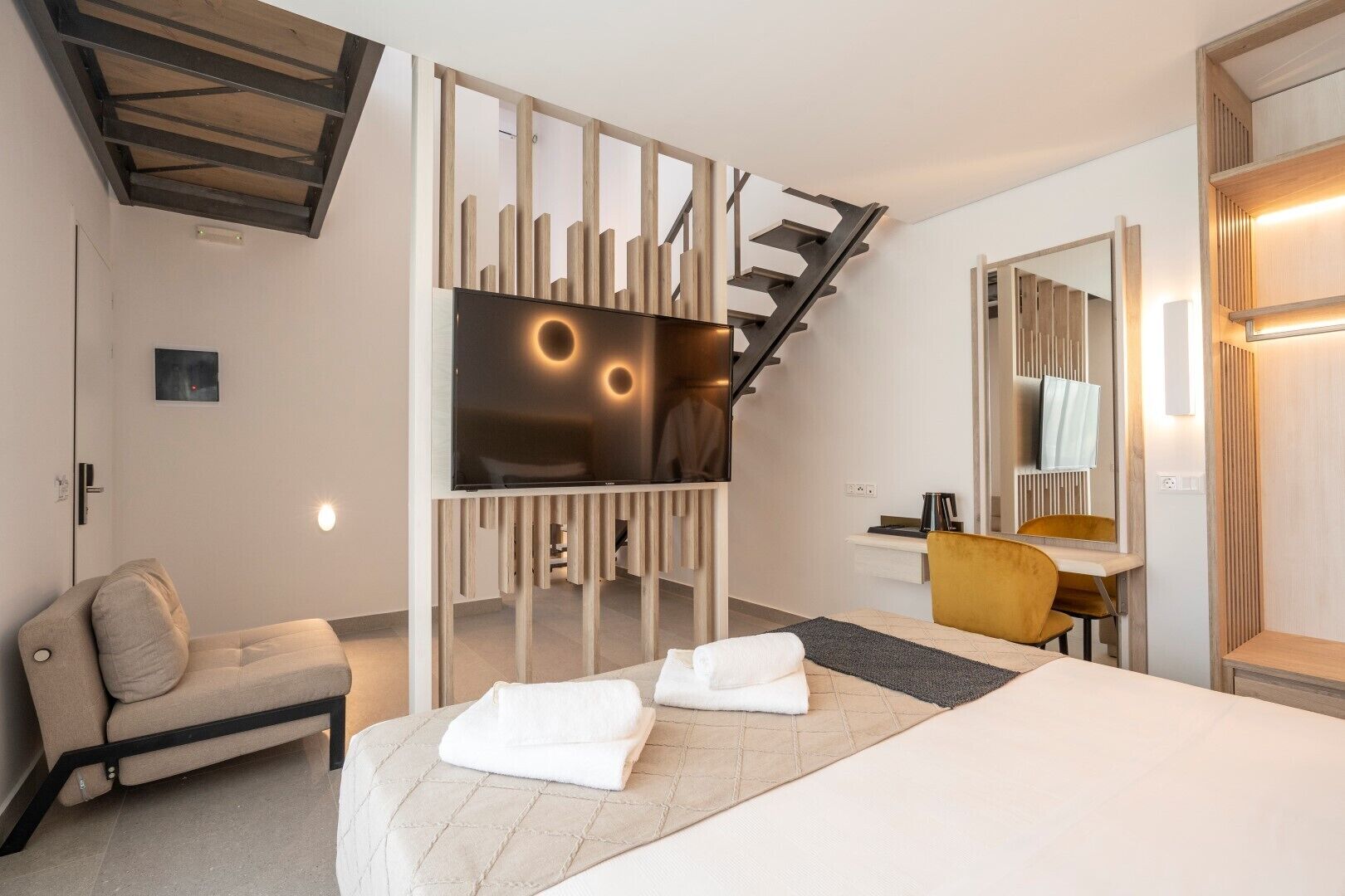 Executive Maisonette with Balcony Pool Front | Cofre no quarto, secretária adequada para computadores portáteis 