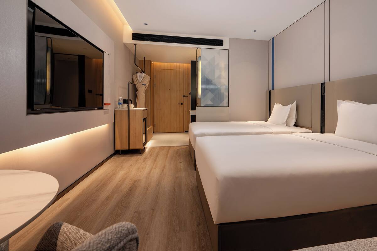 Quarto standard, 2 camas de casal | Roupas de cama premium, edredons de pluma, escrivaninha