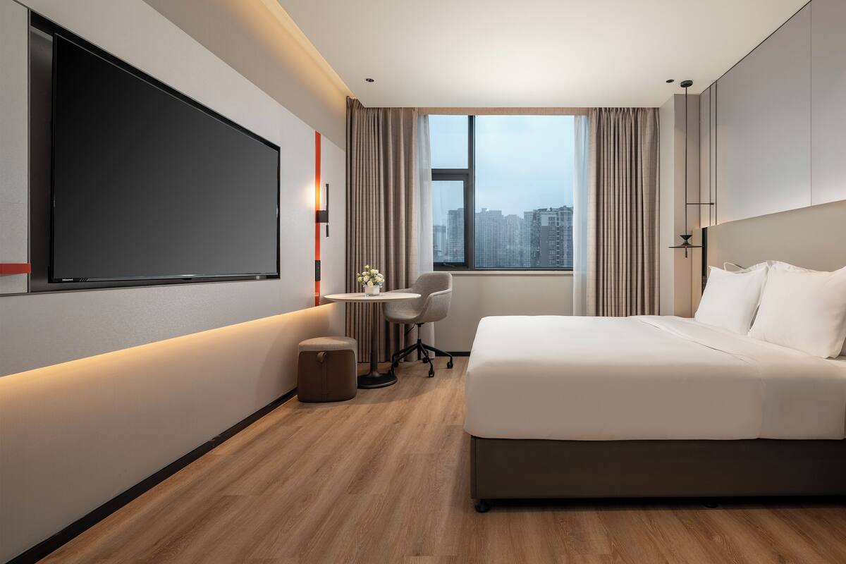 Quarto standard, 1 cama King (High Floor) | Roupas de cama premium, edredons de pluma, escrivaninha