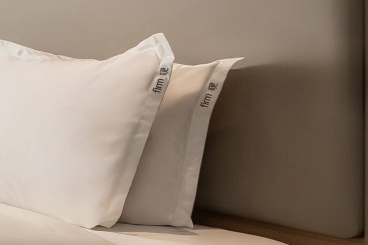 Quarto Standard | Roupa de alta qualidade, edredões de penas, secretária