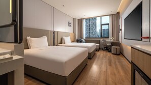 Quarto standard, 2 camas de casal (High Floor) | Roupas de cama premium, edredons de pluma, escrivaninha