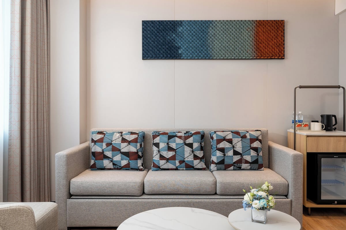 Suíte, 1 quarto | Roupas de cama premium, edredons de pluma, escrivaninha