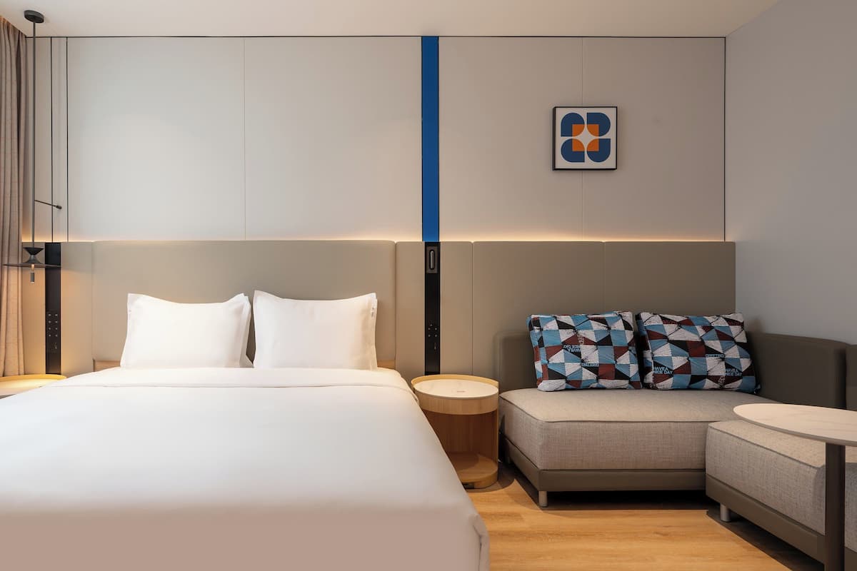 Quarto standard, 1 cama King | Roupas de cama premium, edredons de pluma, escrivaninha