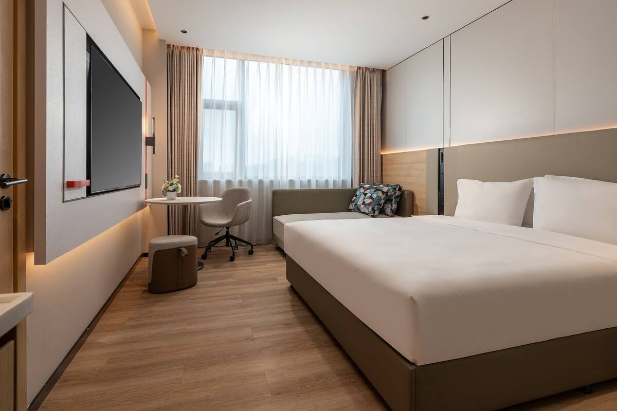 Quarto standard, 1 cama King | Roupas de cama premium, edredons de pluma, escrivaninha