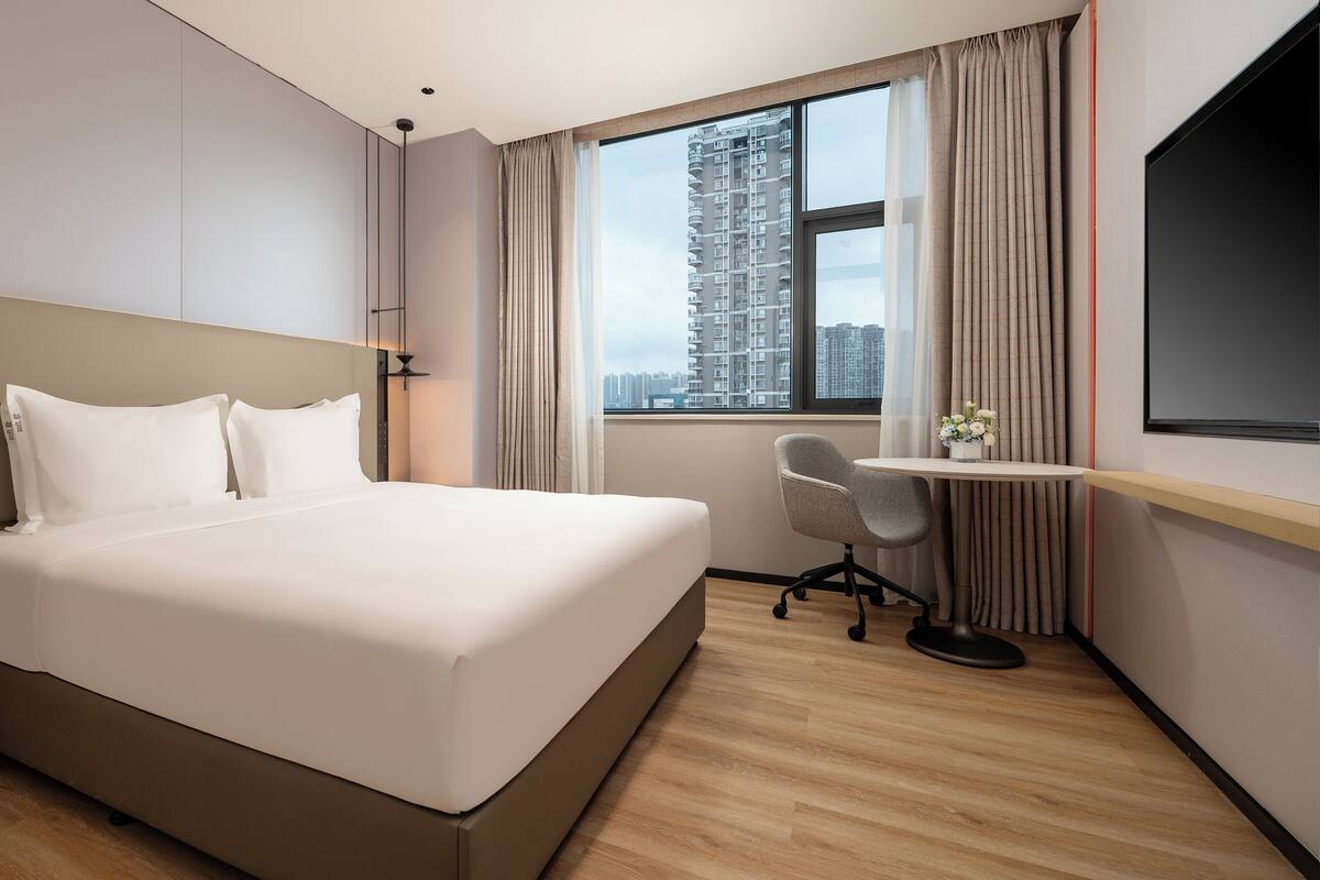 Suíte, 1 quarto | Roupas de cama premium, edredons de pluma, escrivaninha