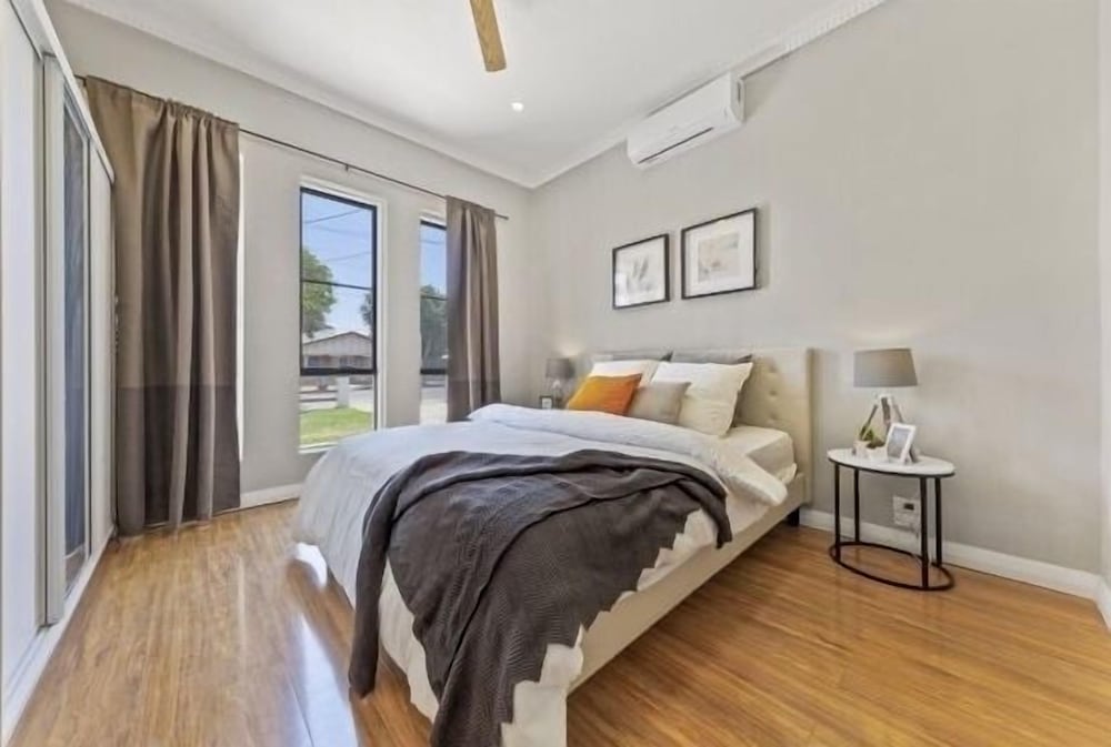 Lovely 3br House W/ Secure Carport, Only 5min Drive To Airport, City And Beaches - Enfield