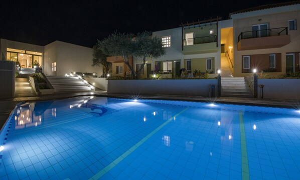 Piscina exterior sazonal, guarda-sóis, espreguiçadeiras 