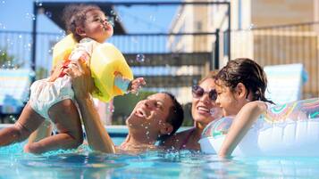 Piscina exterior sazonal, espreguiçadeiras