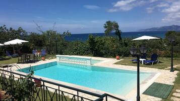 Piscina exterior, espreguiçadeiras