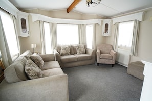 Chalé | Sala de estar | Televisor de 30 polegadas com canais digitais, lareira