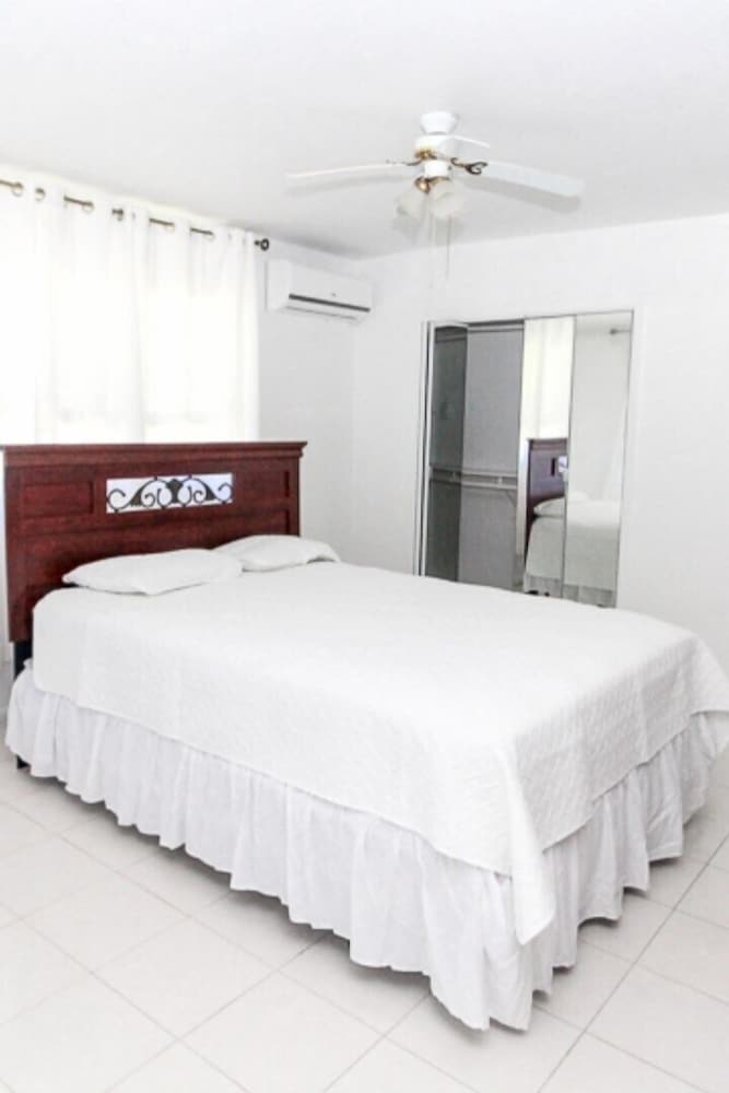 Family Friendly Secluded Beach House - Freeport