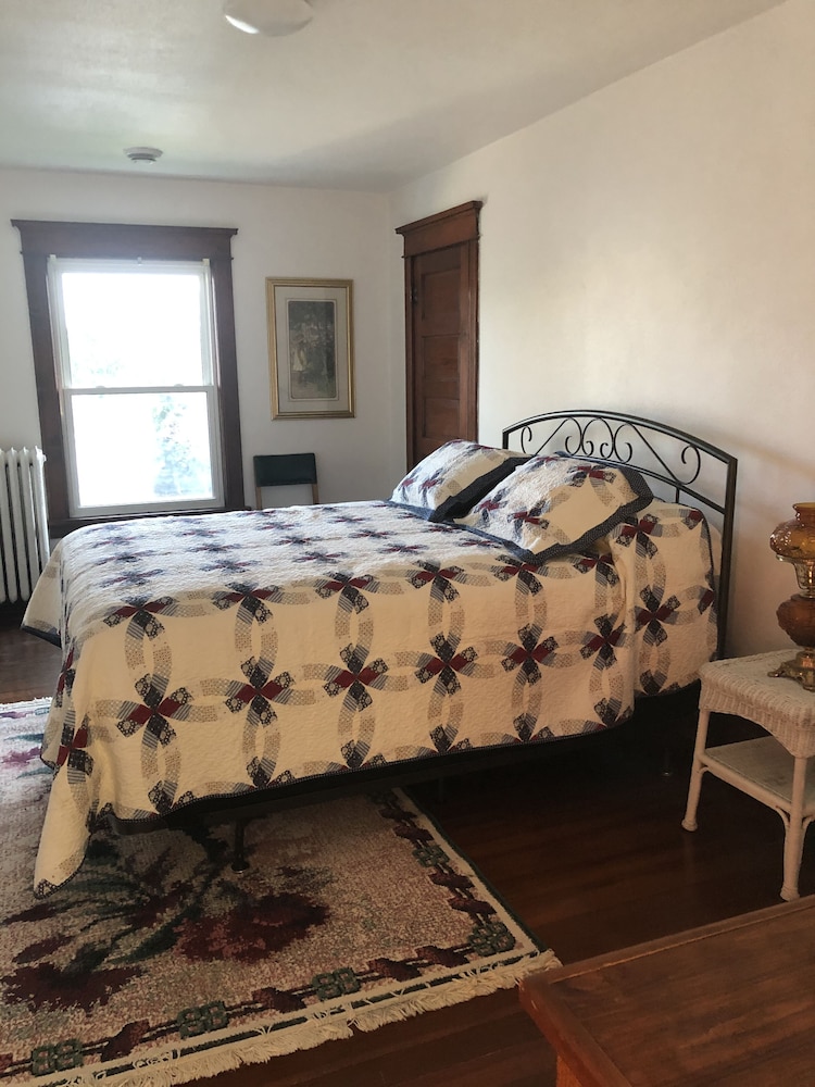 Beautifully Preserved 5 Bedroom Home For Gathering Family And Friends! - Iowa