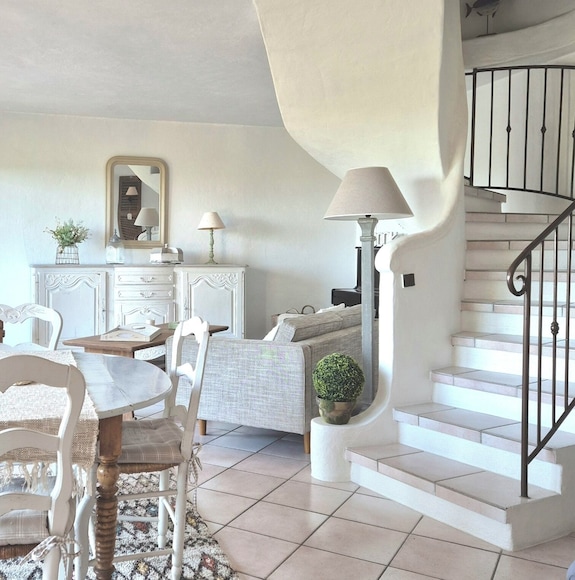 A House With A Charming Interior - ムージャン