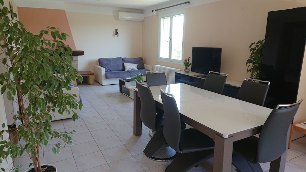 Quiet Villa With Swimming Pool And Wooded Garden, Sleeps 10 To 12. - Miramas