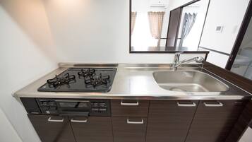 Apartamento Básico, 1 quarto | Cozinha privada | Um frigorífico, um micro-ondas, uma placa de cozinha