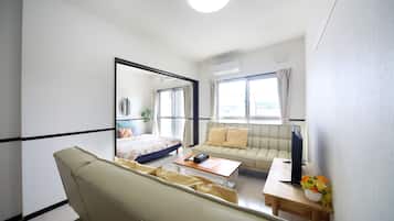 Apartamento, 1 quarto | Sala de estar | Televisor