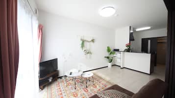 Apartamento Deluxe, 1 quarto | Sala | Televisor
