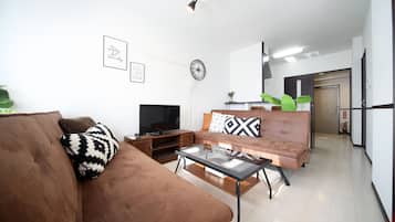 Apartamento, 1 quarto | Sala de estar | Televisor