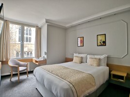 Quarto Duplo Superior | Cofre no quarto, secretária 