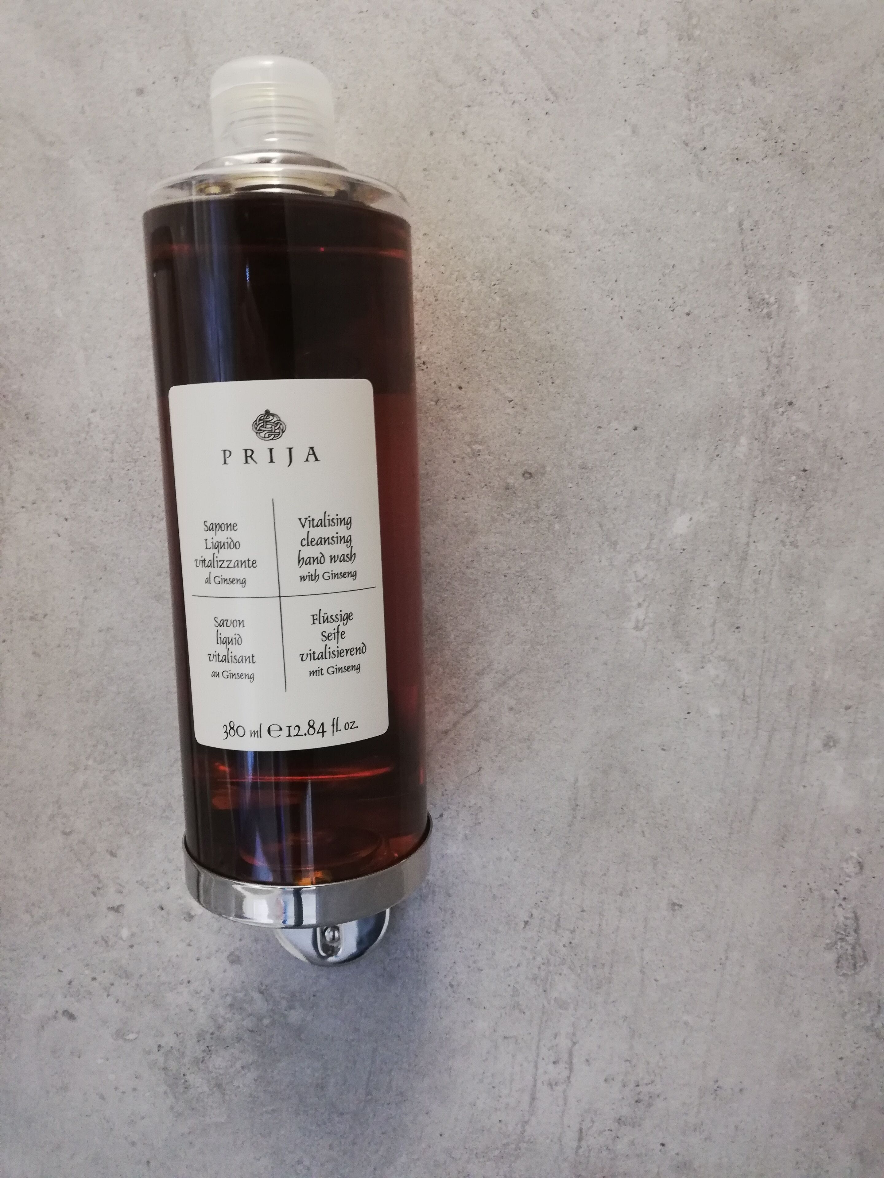 Uma embalagem de PRIJA, gel de limpeza para as mãos revitalizante, com ginseng.