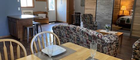 Casa de campo família | Área de estar | TV de tela plana 32 polegadas com canais a cabo, TV