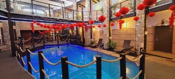 Piscina interna, espreguiçadeiras