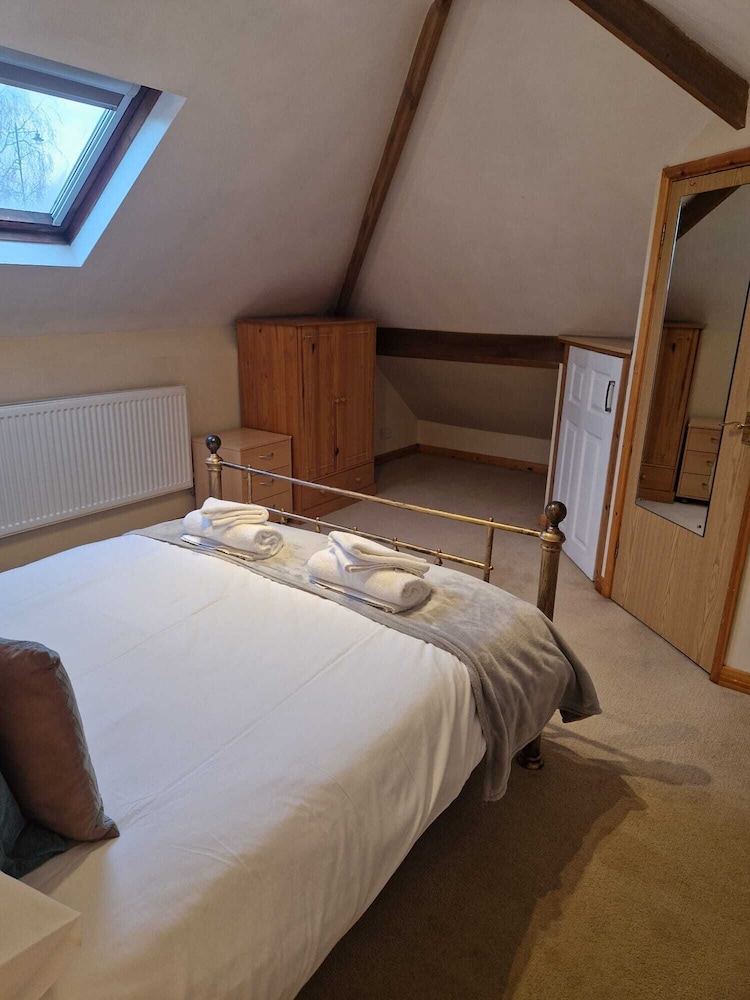 Hereford City Goldcrest House: 4-bed With Parking Near River Wye, Sleeps 7 - Hereford