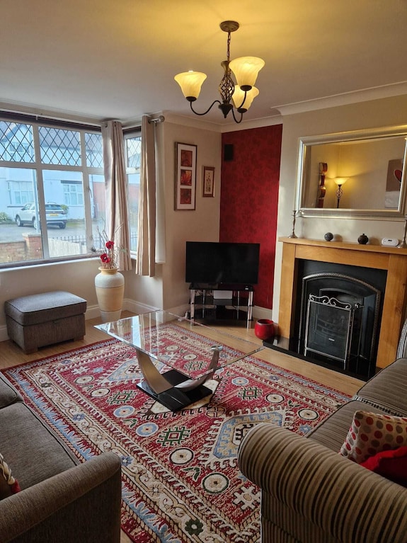 Hereford City Goldcrest House: 4-bed With Parking Near River Wye, Sleeps 7 - 赫里福德