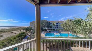 Apartamento em Condomínio Fechado, várias camas (204E Port O Call) | Varanda